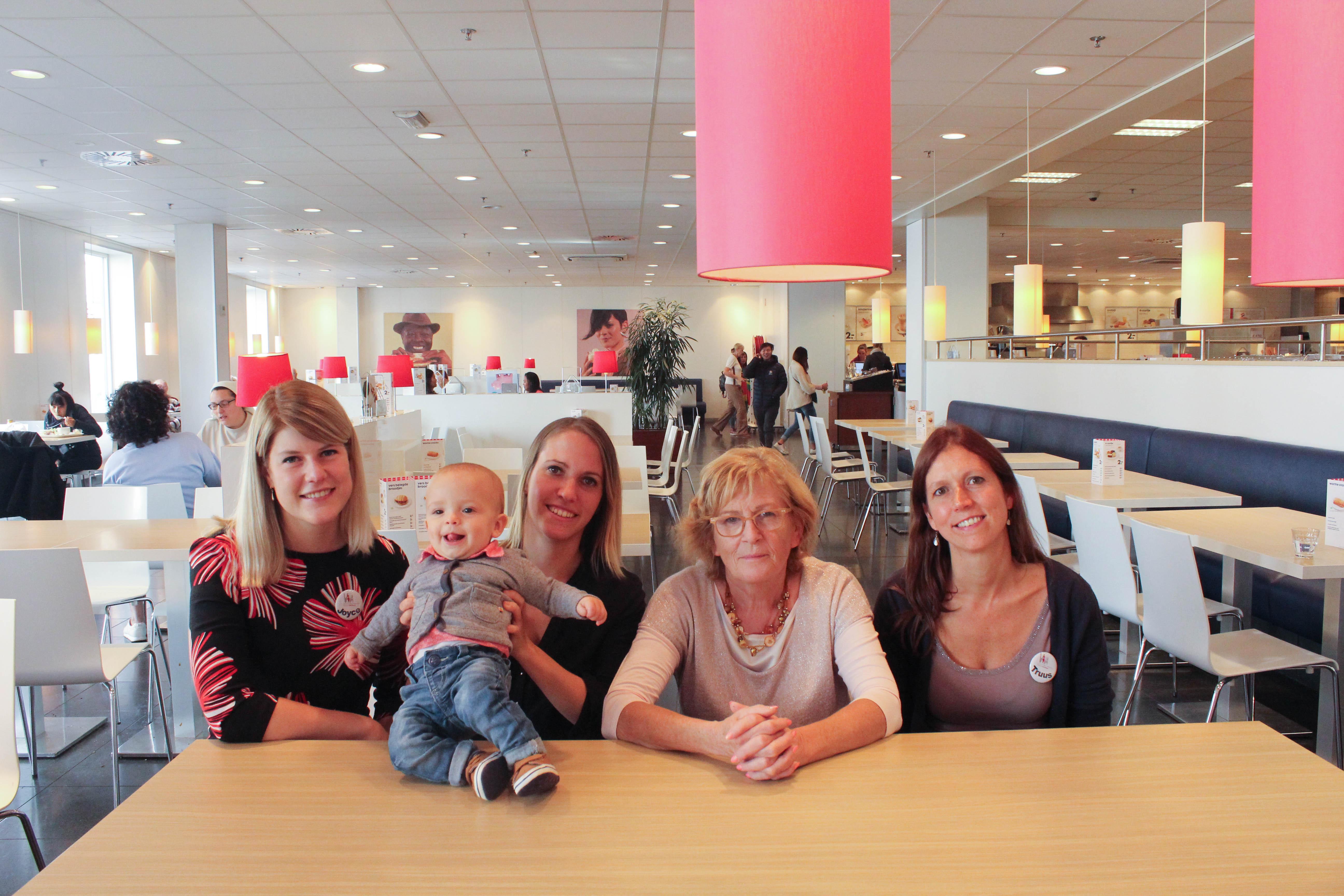 Mama getuigt over taboe rond borstvoeding: “Ik moest me verstoppen in ...