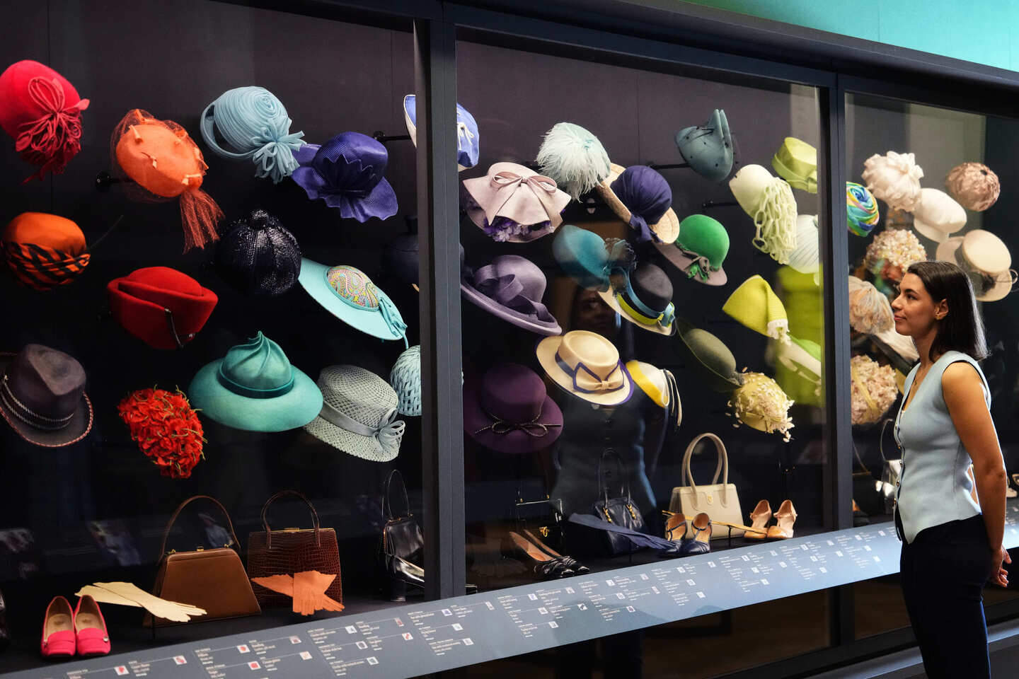 The Queen als mode-icoon: tentoonstelling in Buckingham Palace toont ...