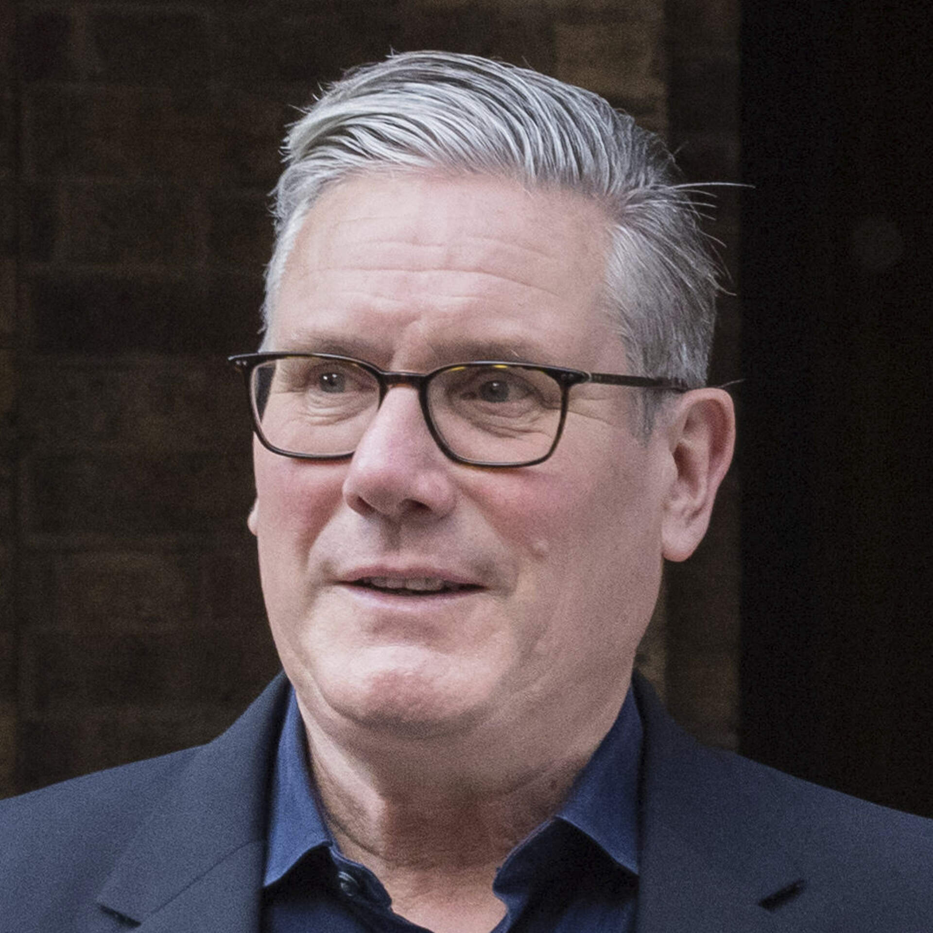 Brits premier Keir Starmer blijft aan, ondanks rampzalig resultaat: “Ik ...