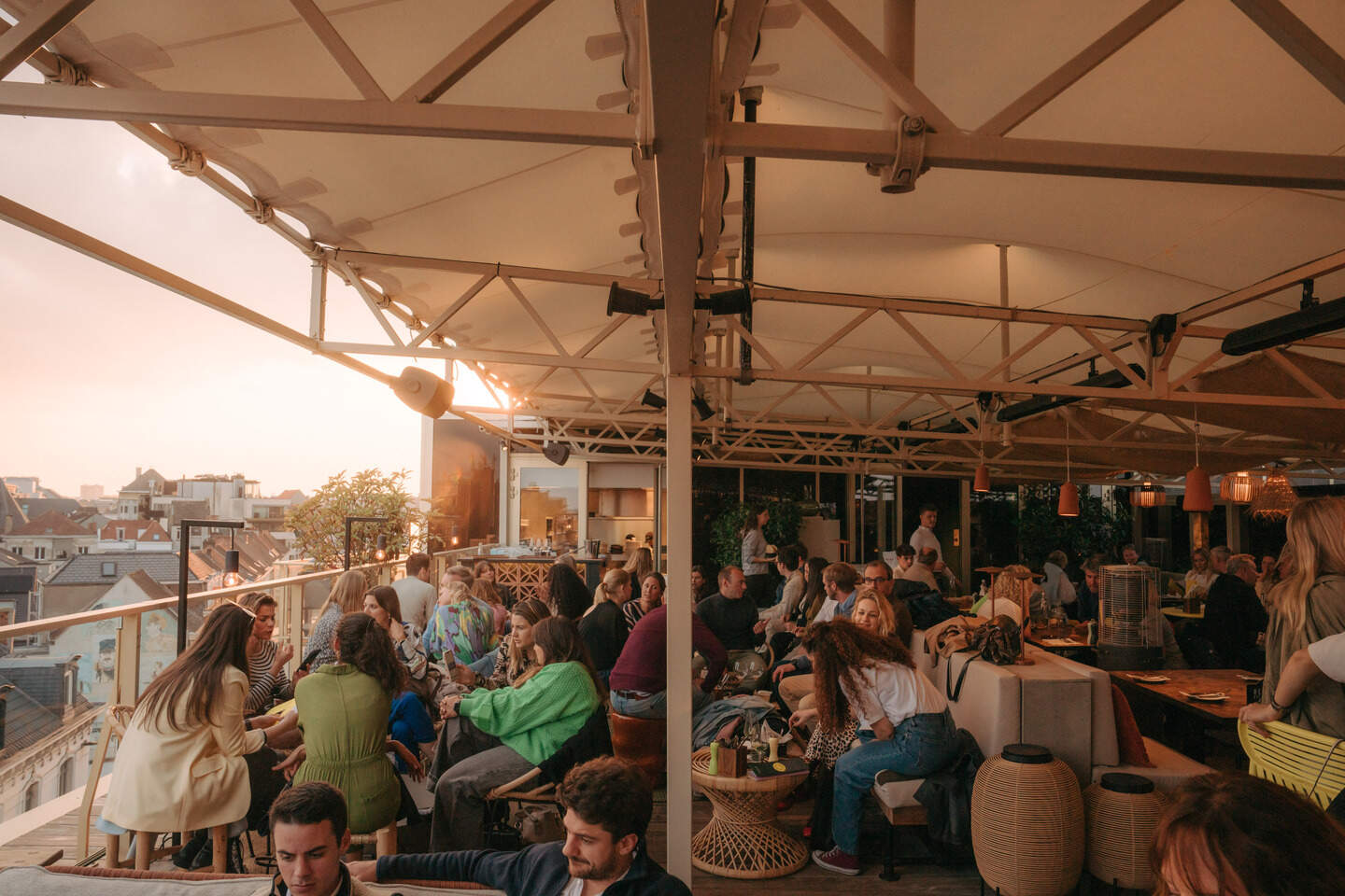 Populaire bar op zesde verdieping opent opnieuw de deuren: “We moeten ...
