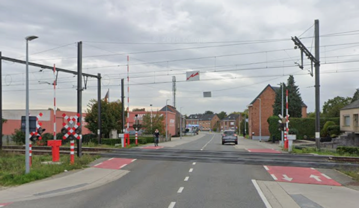 Bestelwagen botst met trein aan spooroverweg, geen gewonden | GVA