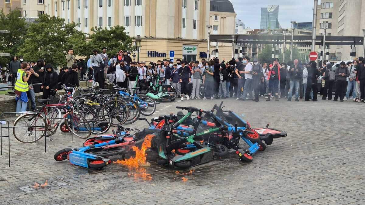 Studenten steken opnieuw steps in brand tijdens protest aan Centraal ...