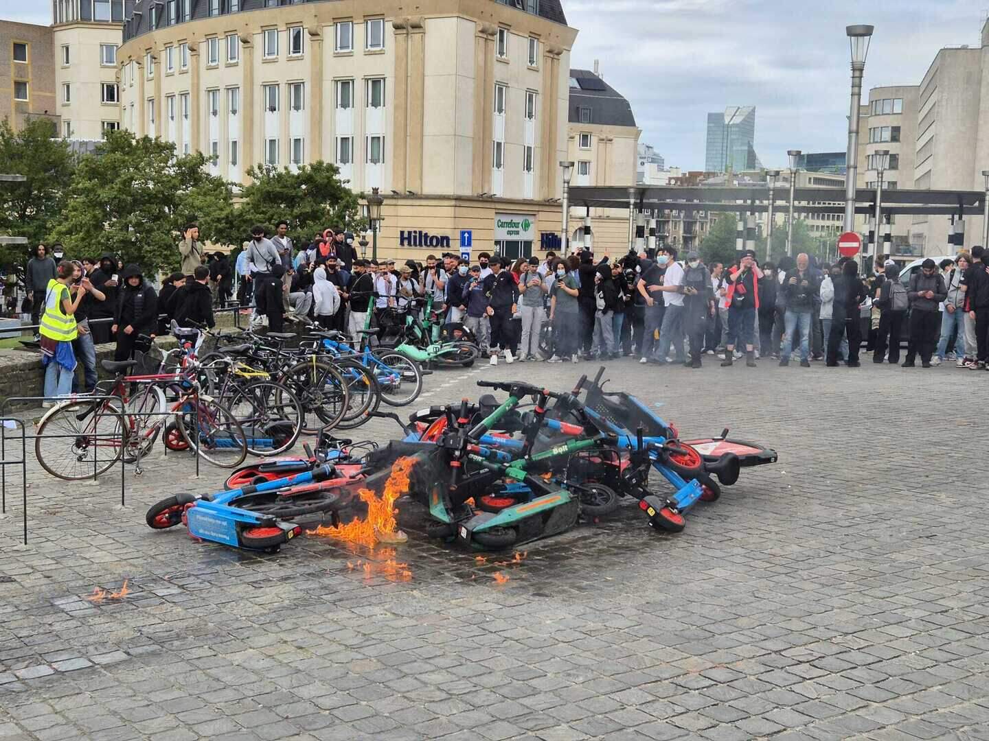Studenten steken opnieuw steps in brand tijdens protest aan Centraal ...