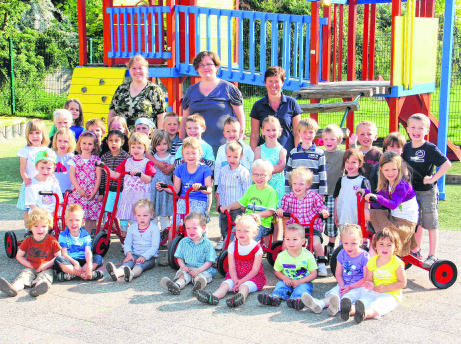 Paashaas verwent kleuters basisschool Denderbelle | Nieuwsblad