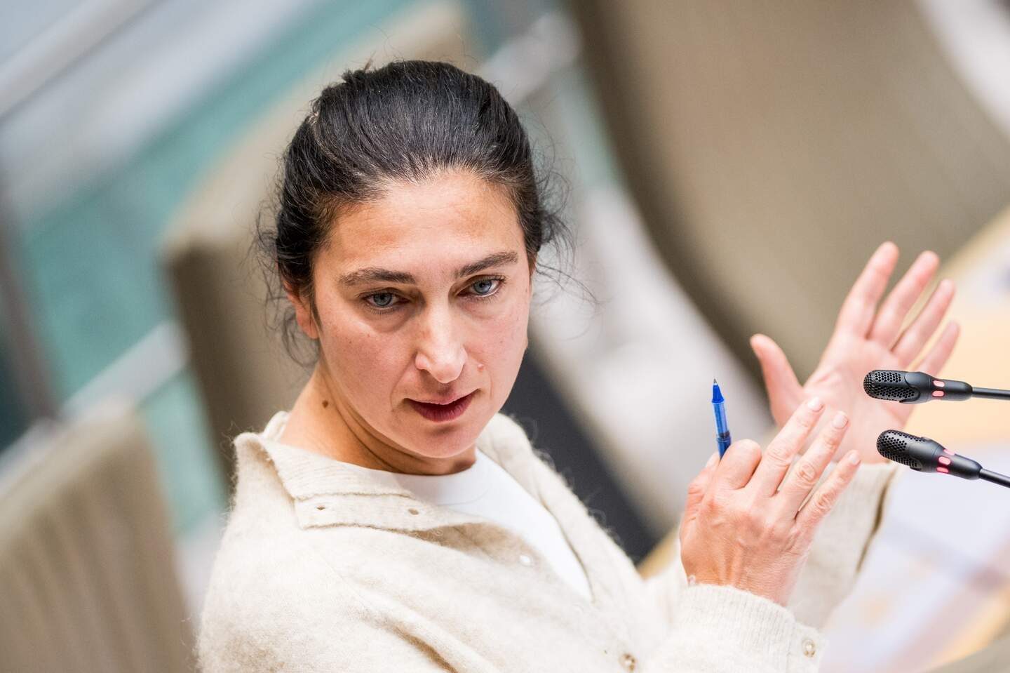 Meerderheid jongeren gebruikt stiekem AI voor huiswerk: Demir pleit ...