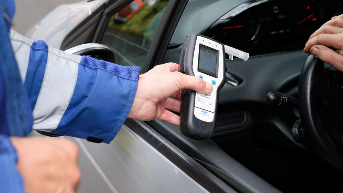 Dronken man valt in slaap aan kruispunt: "Hij had de versnellingspook ...