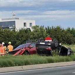 Achtervolging op E17 eindigt met spectaculaire crash, auto gaat over de ...