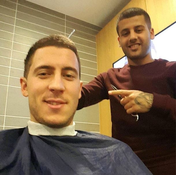 Deze kapper krijgt alle sterren van de Premier League over de vloer ...