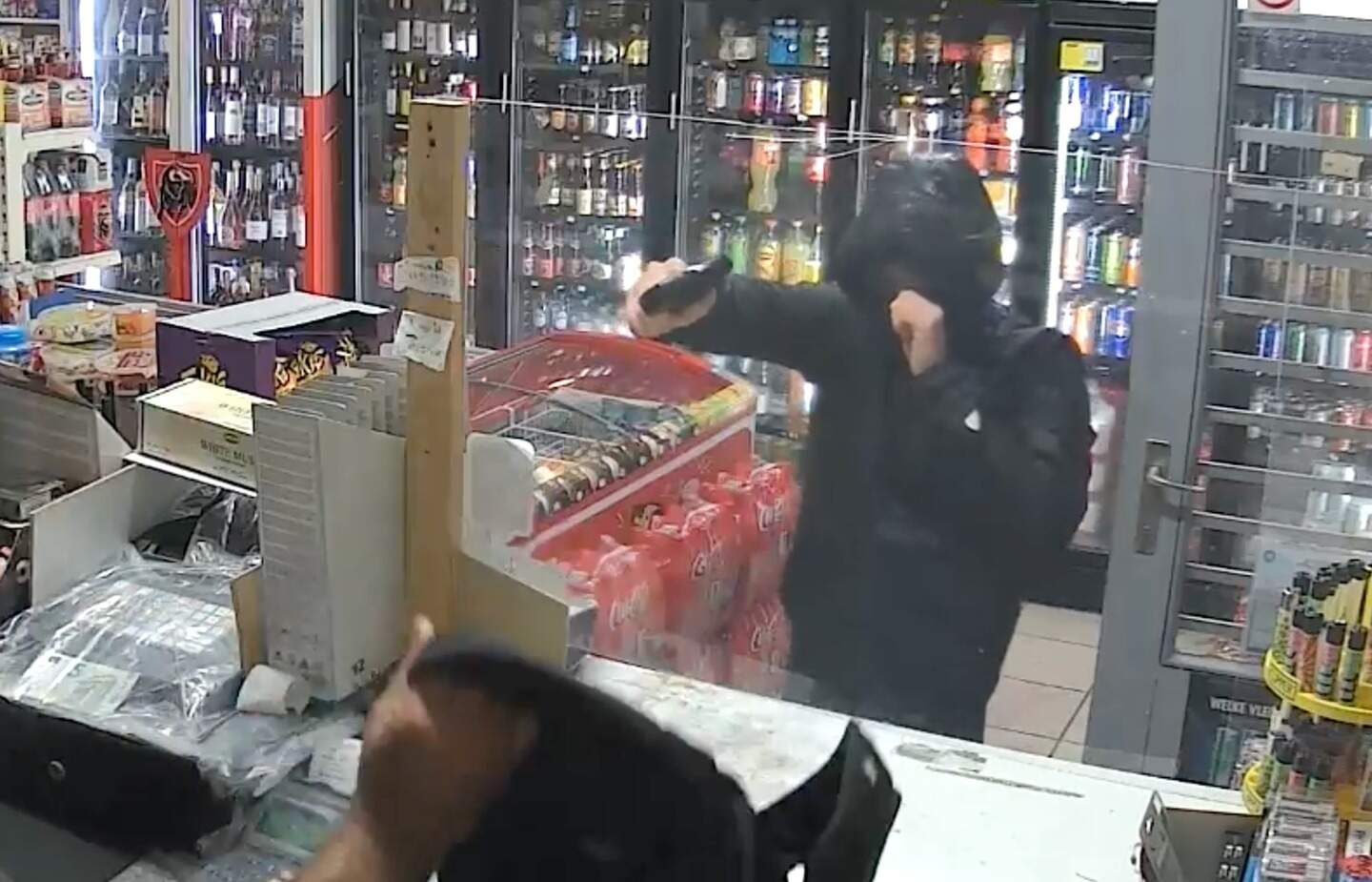 “Geld nu, stop het in de zak”: beelden tonen hoe minderjarige Oostendse ...