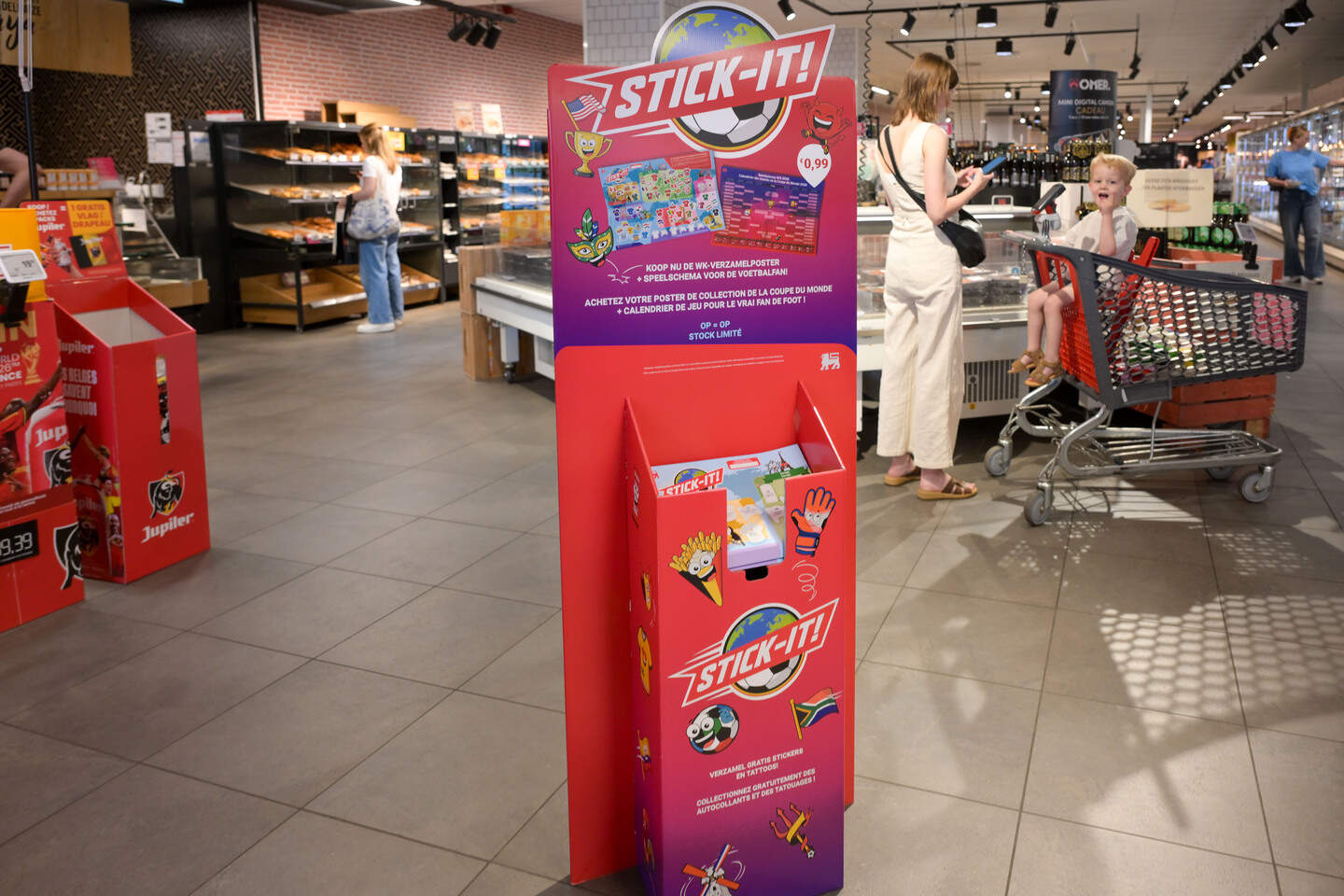 Delhaize lanceert WK-stickeractie, maar mag dat wel? “Ze zoeken het ...