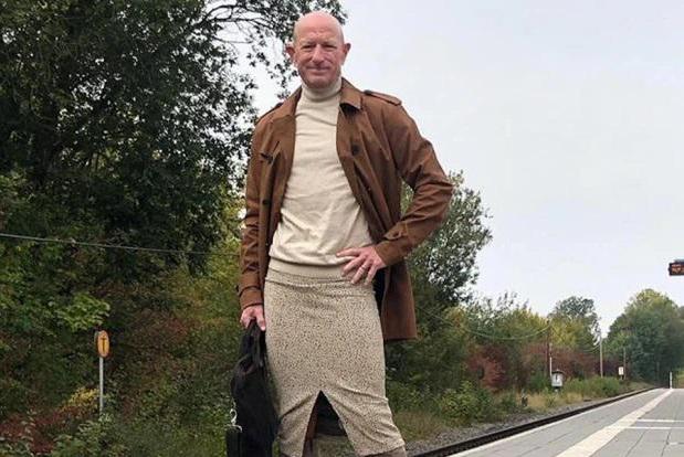 Man (63) is kostuums beu, dus draagt hij rokjes en hakken naar zijn ...