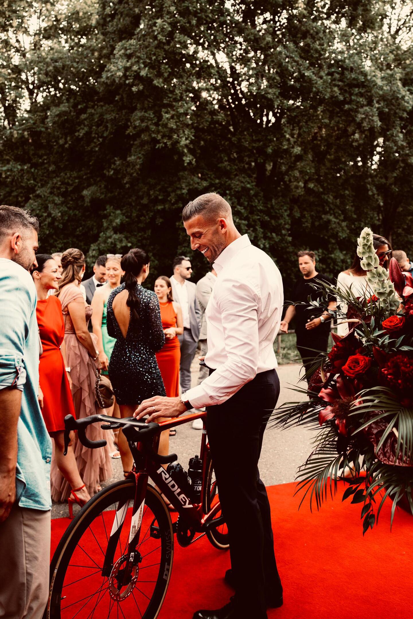 IN BEELD. Niels Albert doet zijn goede vriend Toby Alderweireld ...