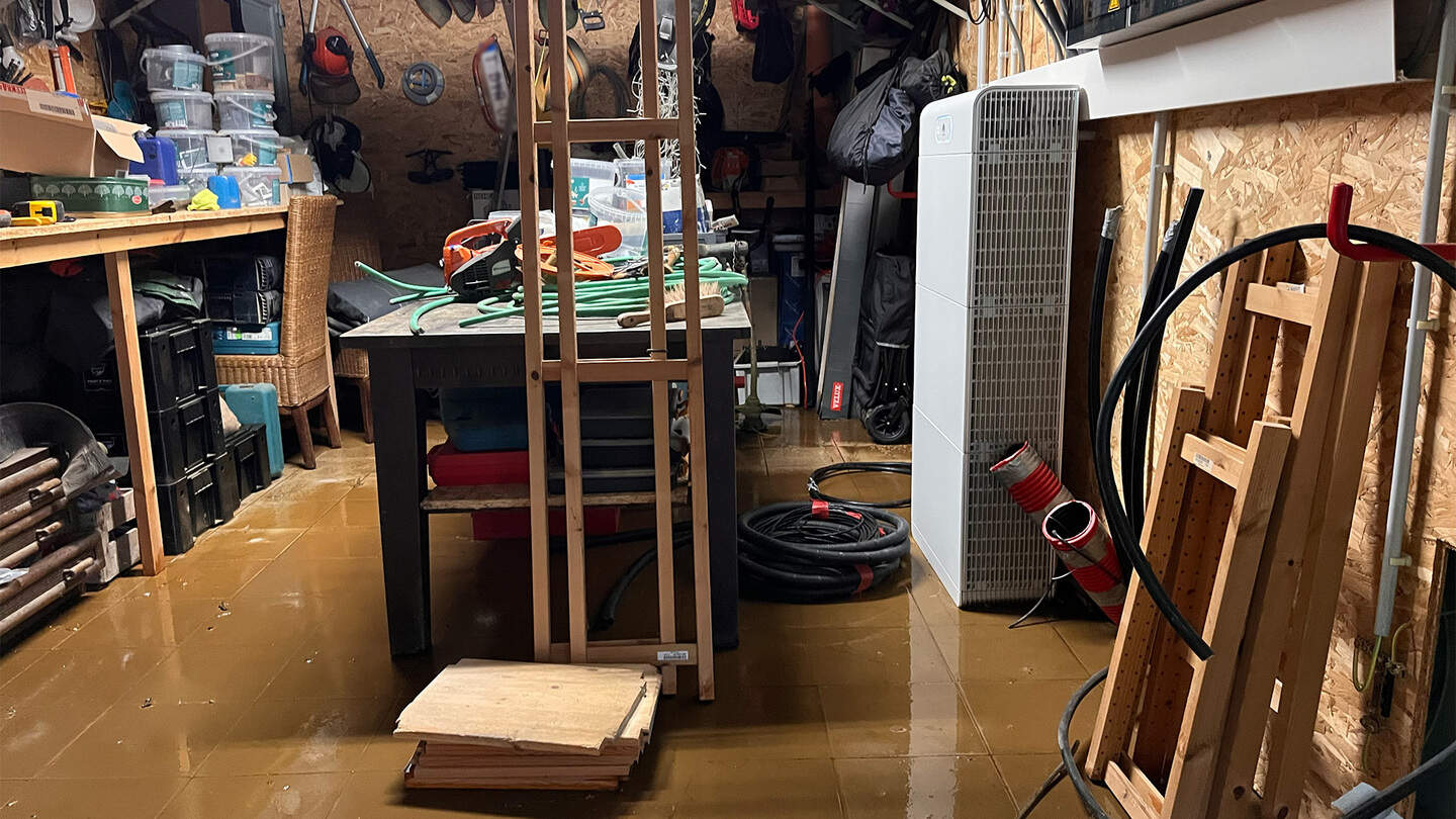 Houthakseldam spoelt weg en zorgt voor ravage bij woning van Nico: “Die ...
