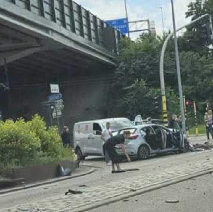 Drie lichtgewonden en veel blikschade bij ongeval op kruispunt | Nieuwsblad