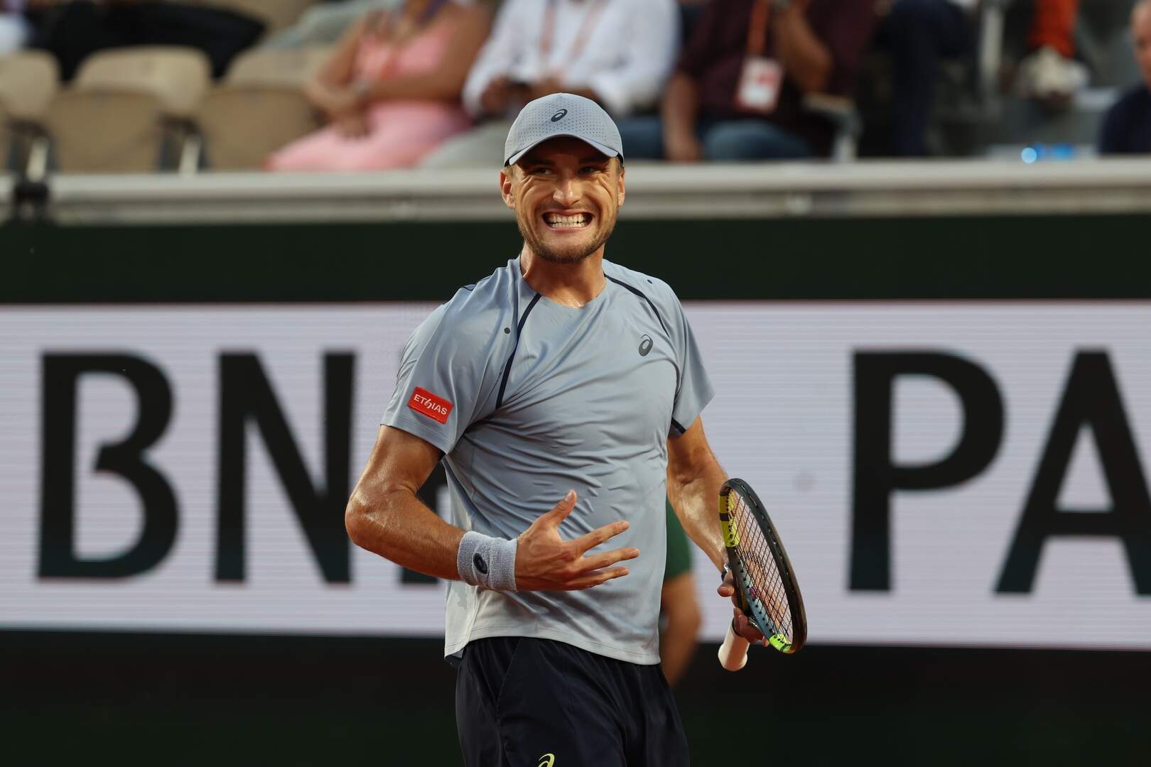 LIVE ROLAND GARROS. Raphaël Collignon wervelt in drie sets voorbij ...