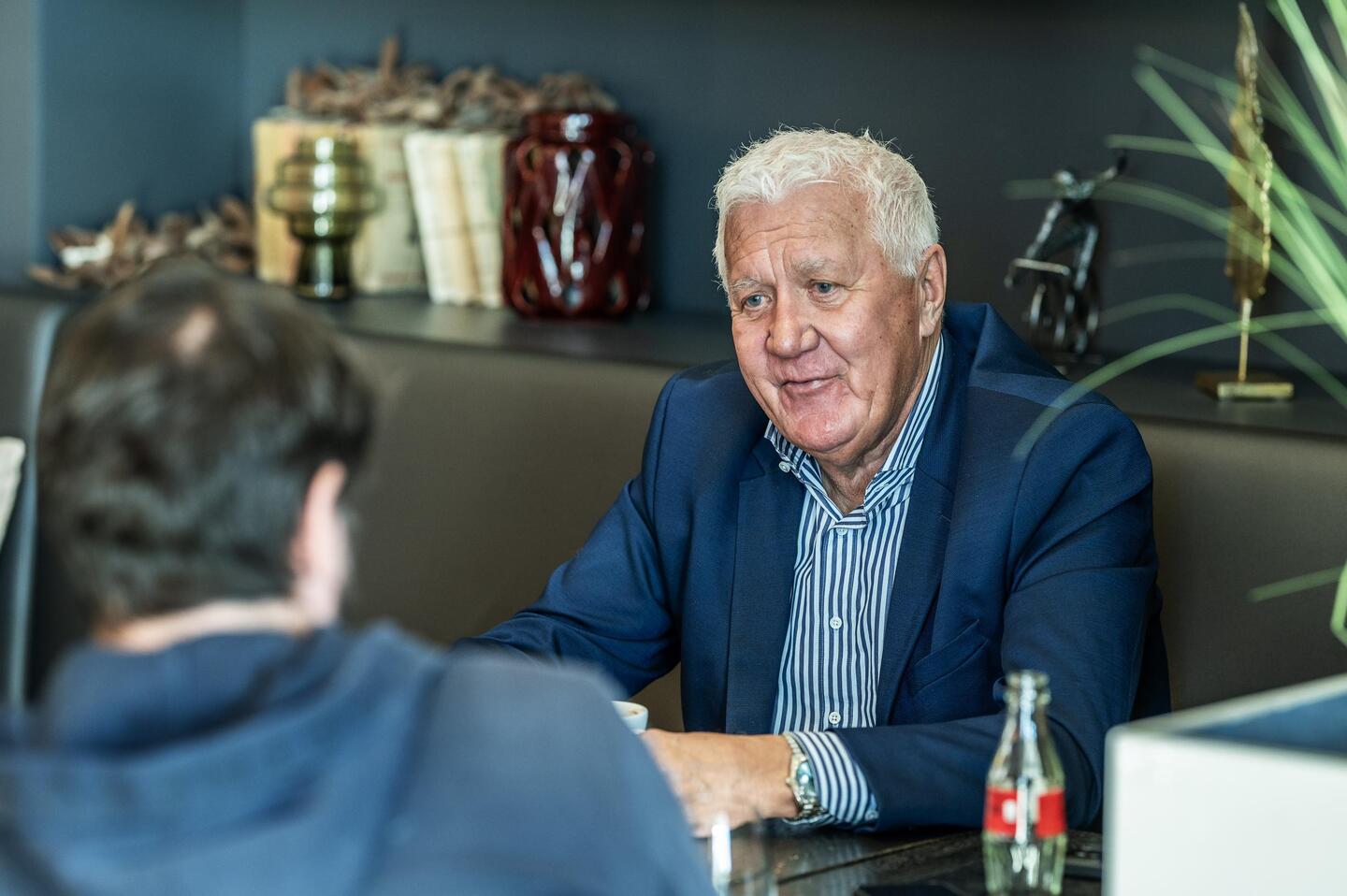 “Ik kreeg een mail van mijn eigen vrouw. Of ik mijn tankkaart kon ...