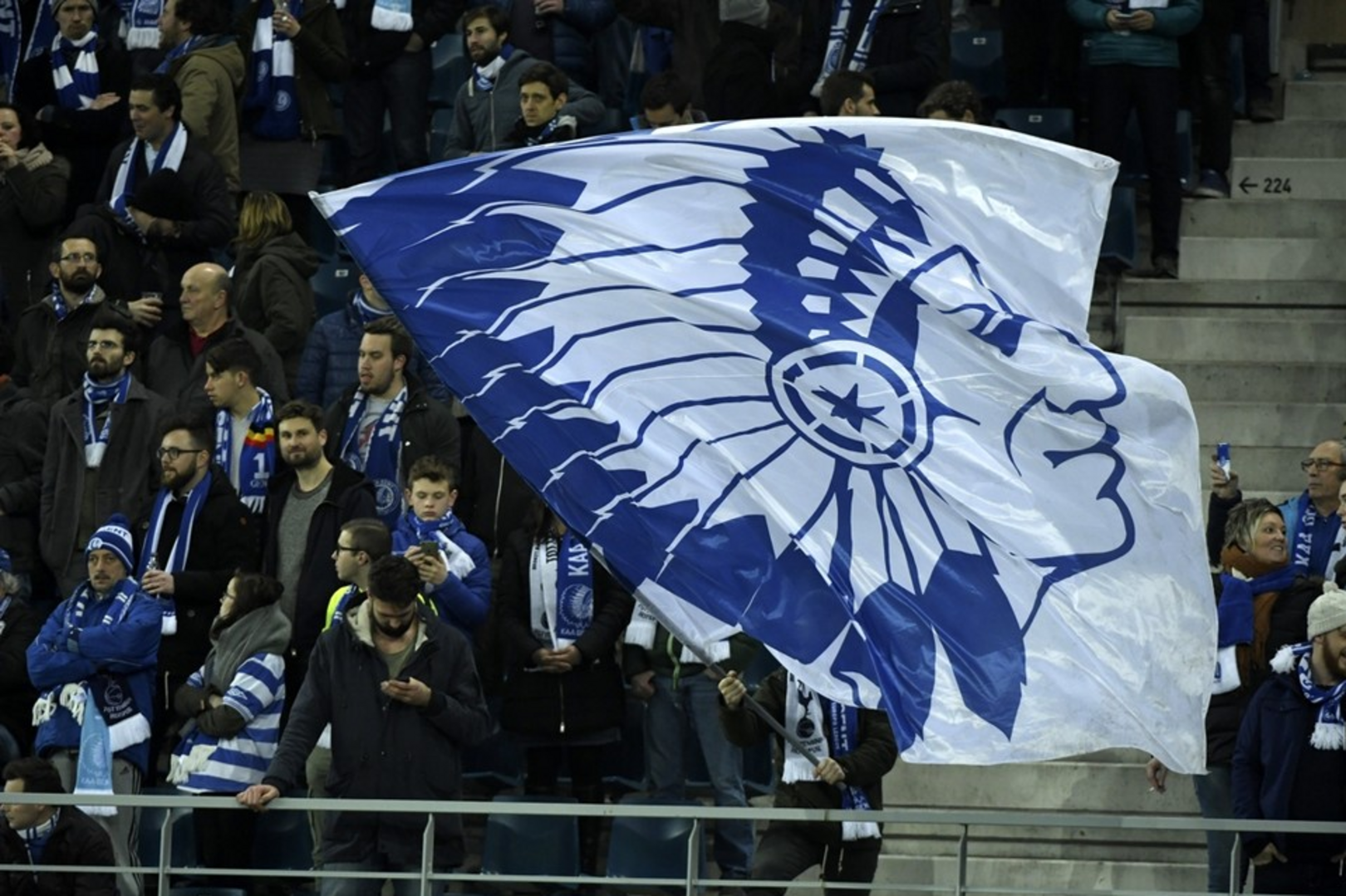 Indianenvlag van KAA Gent in brand gestoken: “Misplaatst symbool van ...
