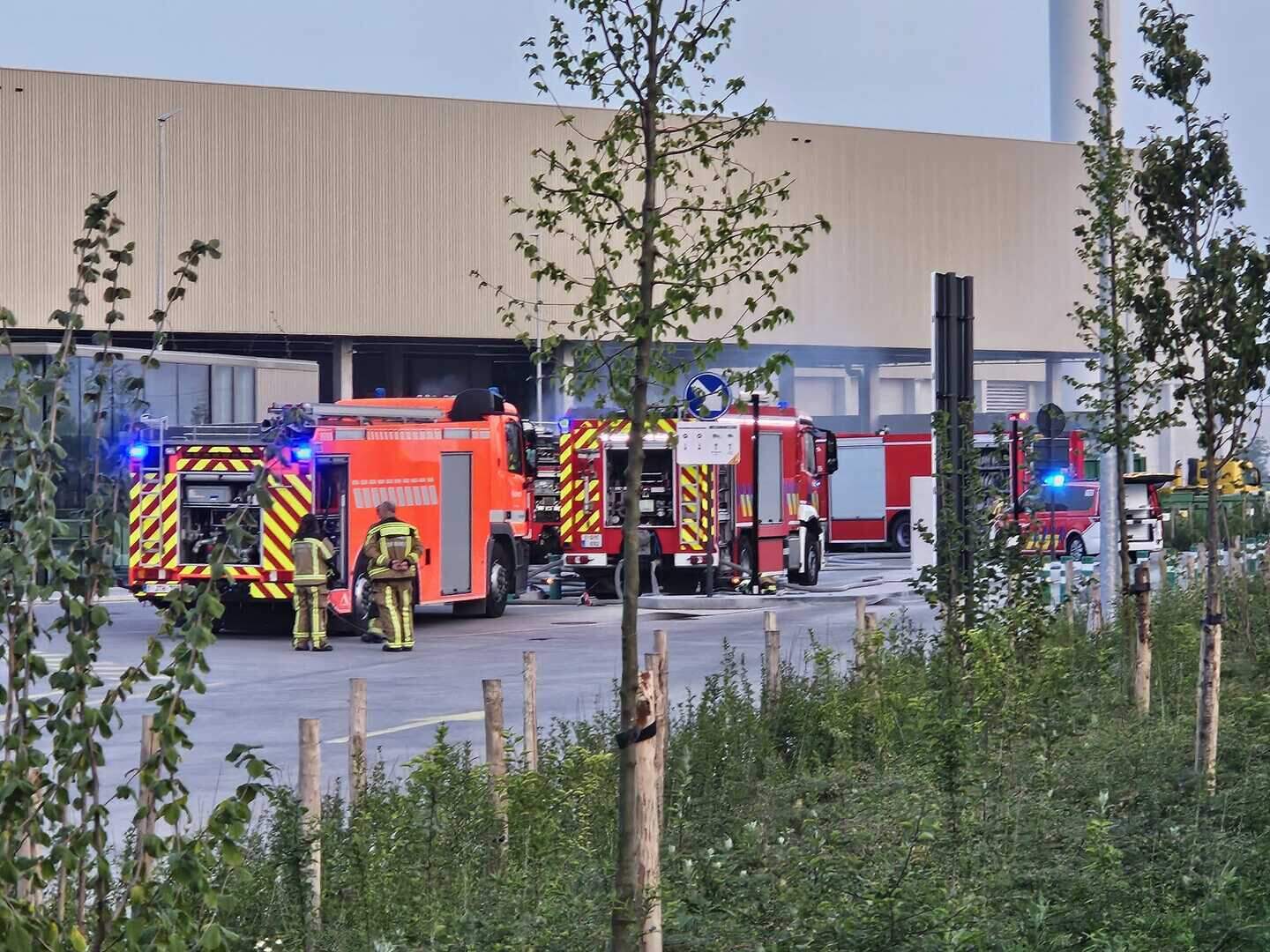 Brand bij afvalverwerkend bedrijf na uren geblust: container met ...