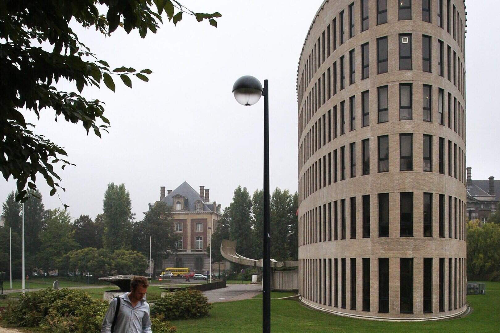 "Elke dag huilde wel iemand": VUB-prof kon volgens ex-medewerkers ...