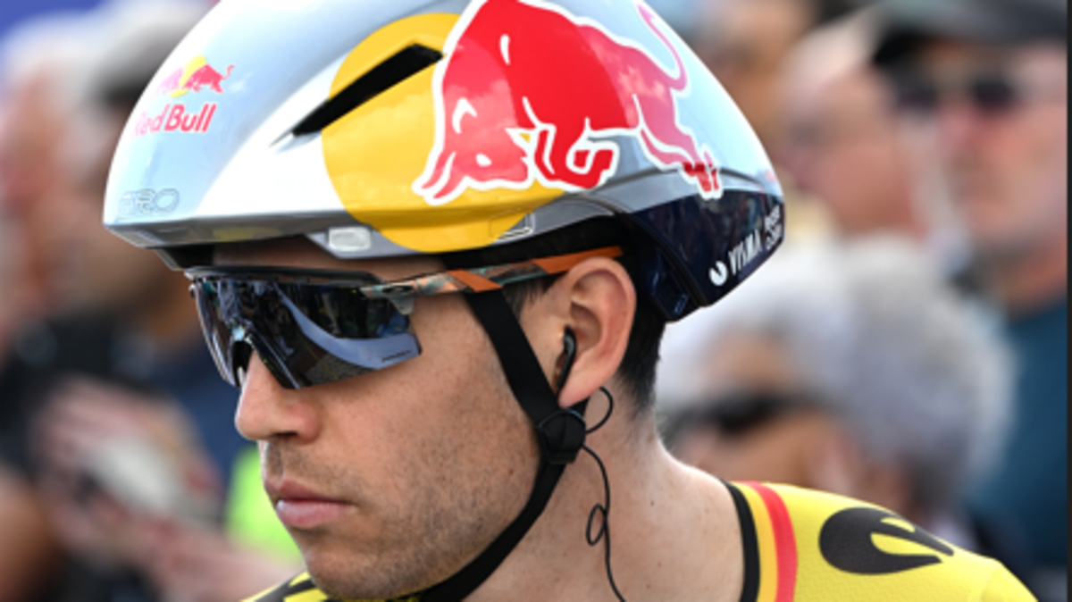 IN BEELD. Wout van Aert rijdt in Ronde van Algarve voor het eerst met ...