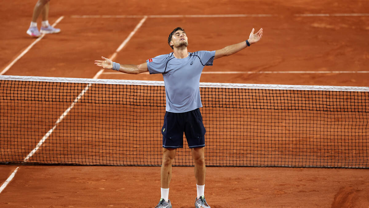 LIVE ROLAND GARROS. Raphaël Collignon wervelt in drie sets voorbij ...