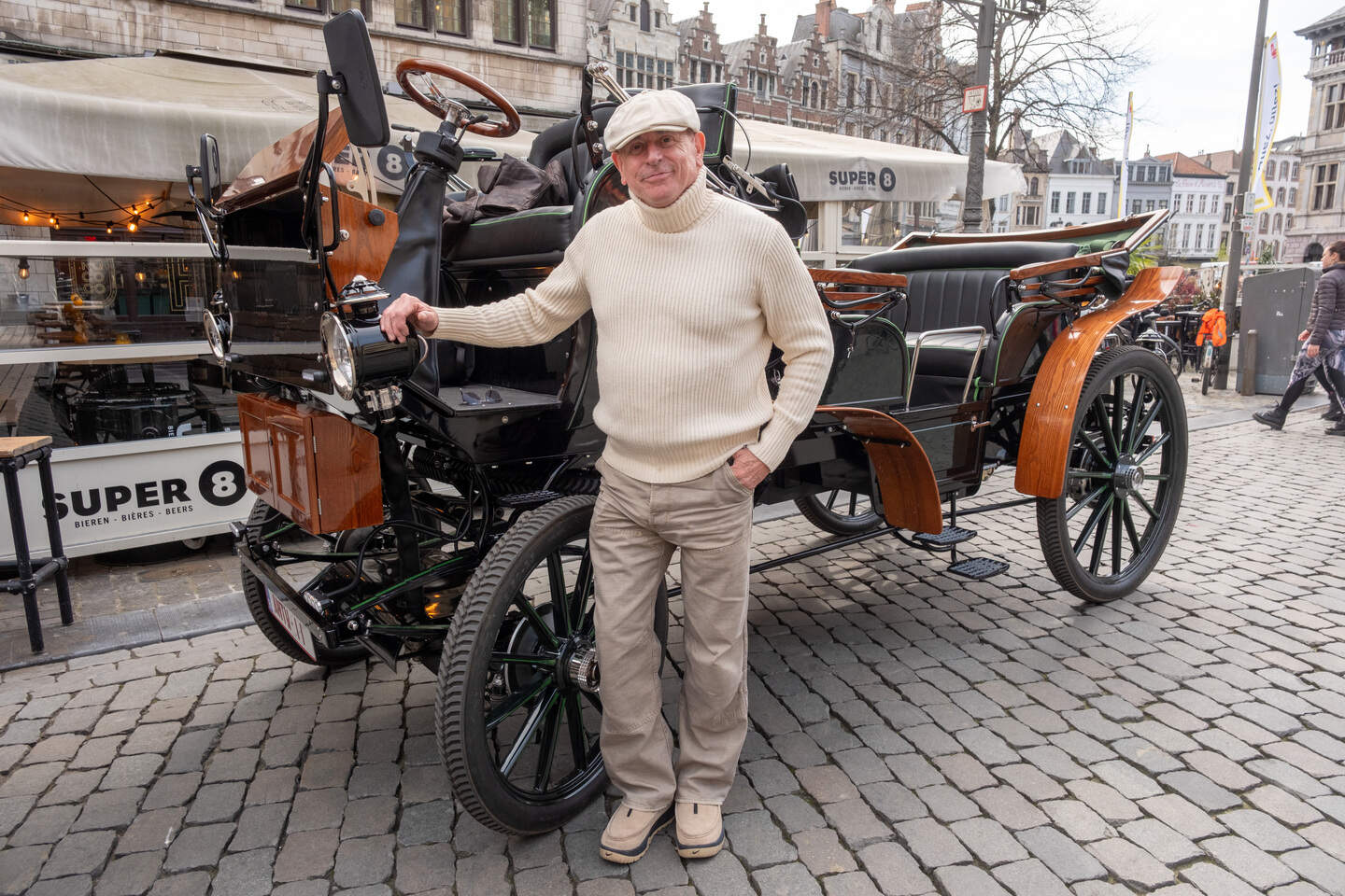 Acteur Peter Van Asbroeck plots koetsier in Antwerpen: “Het voelt als ...