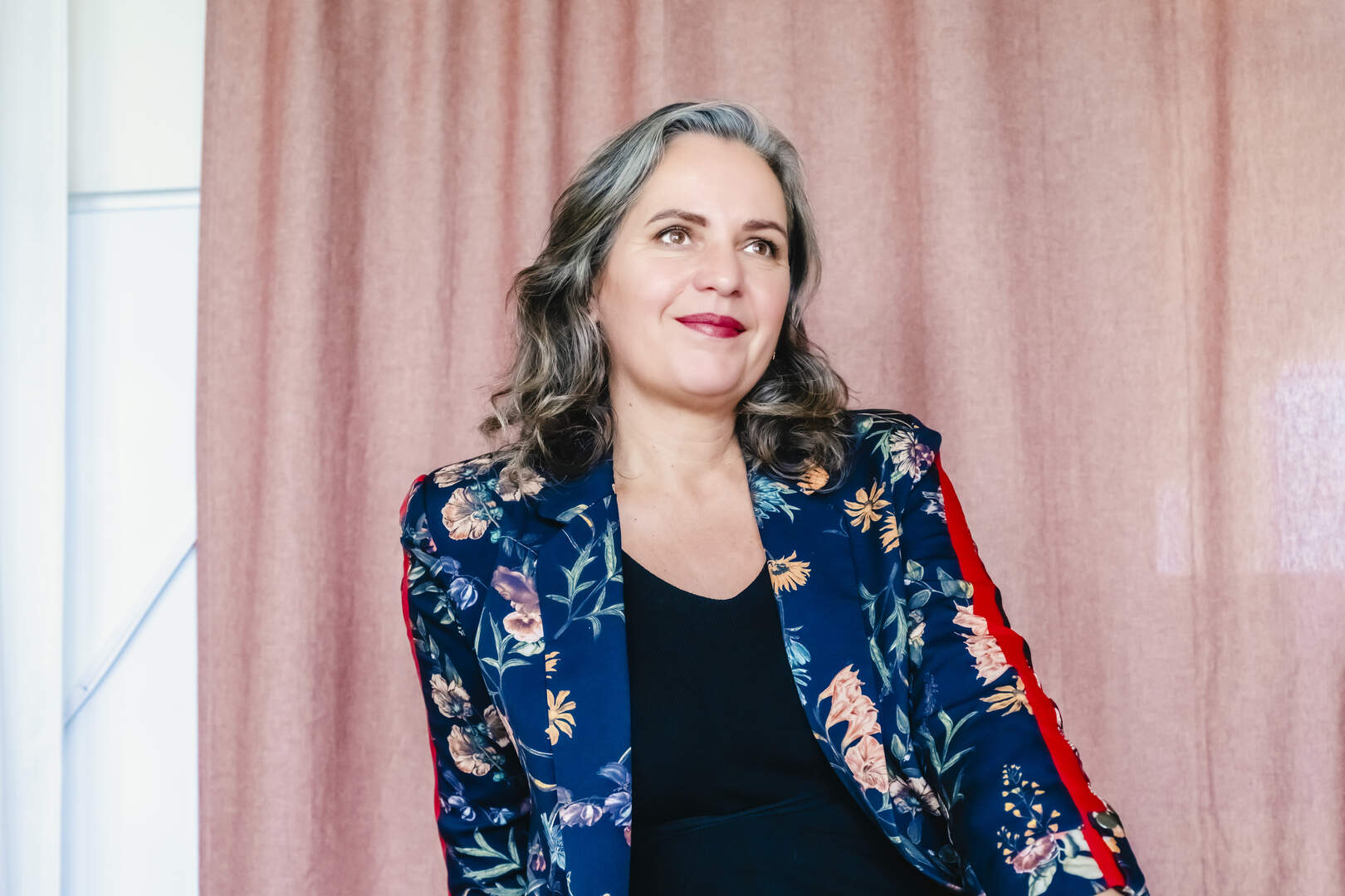 ‘Familie’-actrice Caroline Maes verrast: “Ik vond rust… tussen afscheid ...