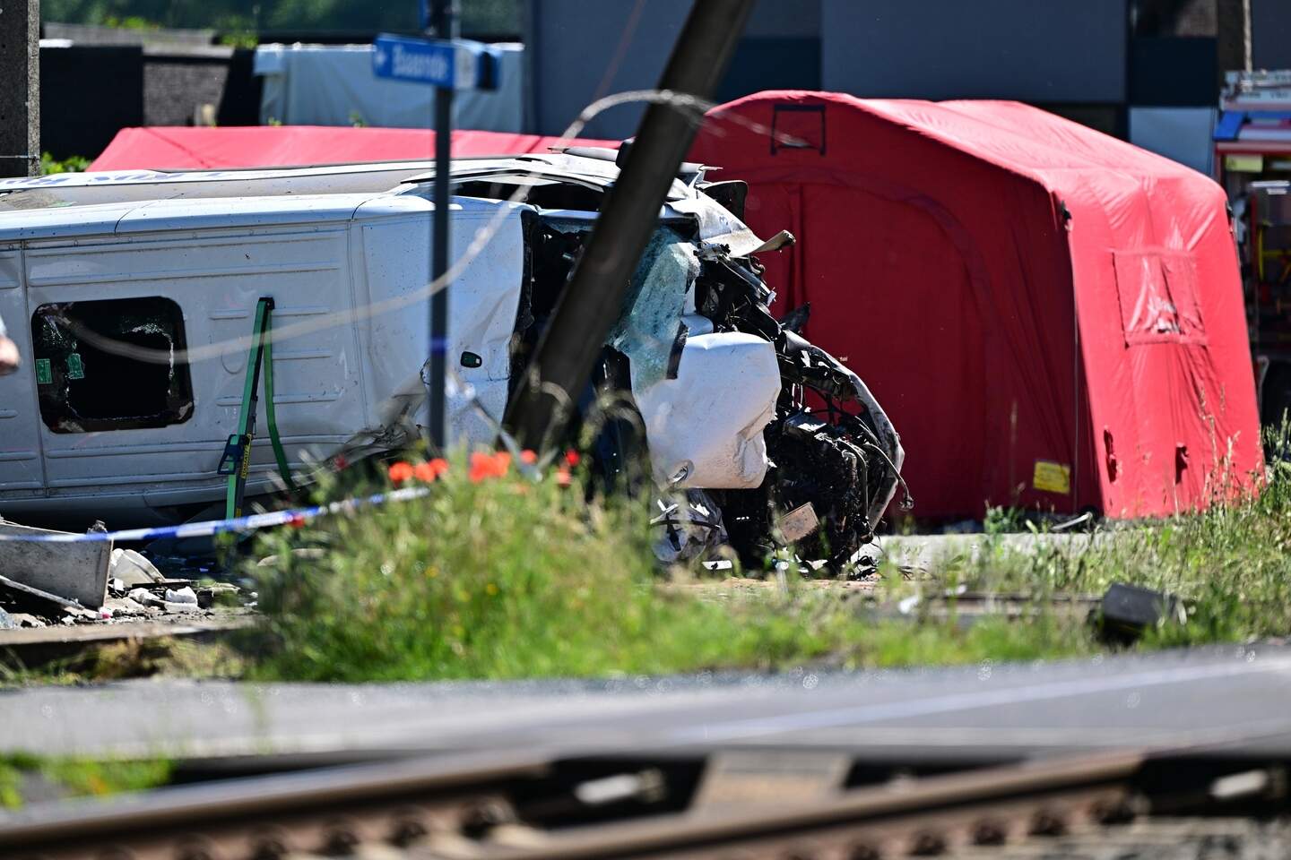 Negen inzittenden in busje, gesloten overweg en trein die nog probeerde ...