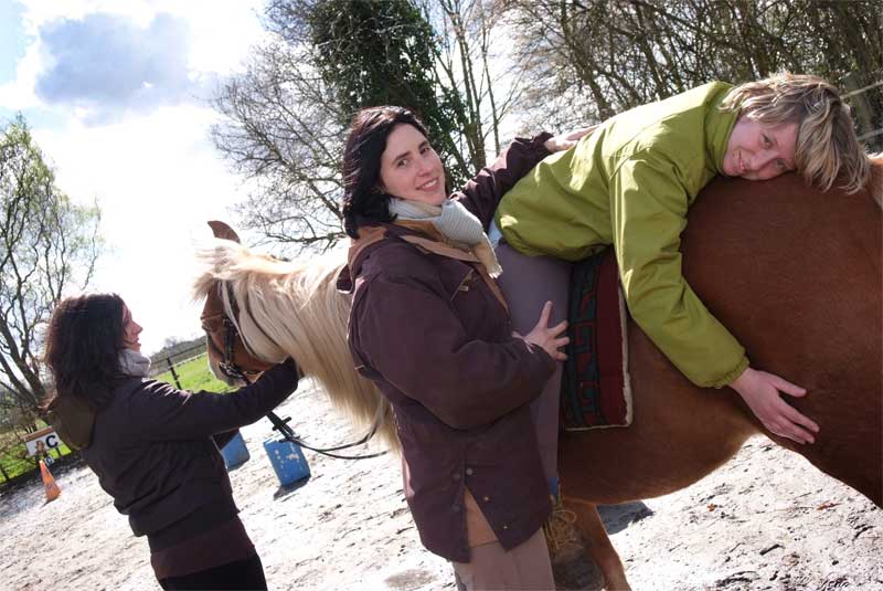 Paardentherapeuten en patiënten verdedigen hippotherapie en vragen ...