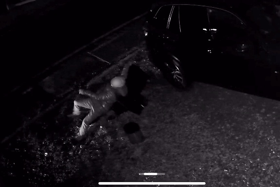 Camerabeelden tonen hoe dronken man over brievenbus valt: “Het was op ...