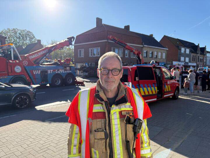 Mesttank van tractor kantelt tegen huis en besmeurt gevel: brandweer ...