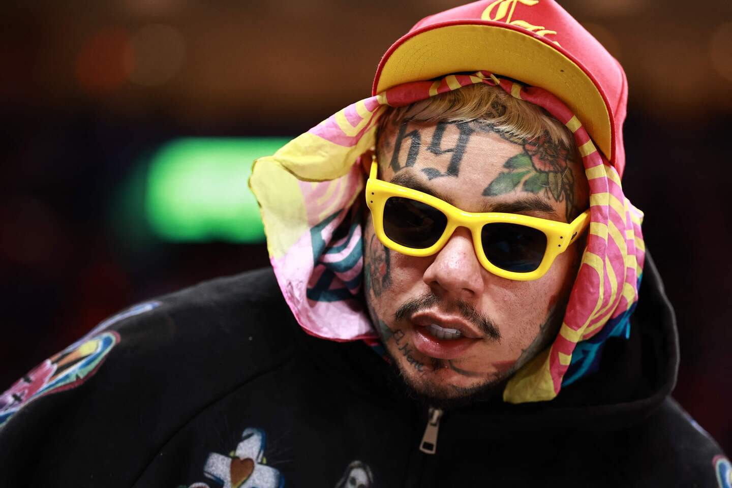 Rapper choqueert gasten en fans op gender reveal party: “Onmiddellijk ...