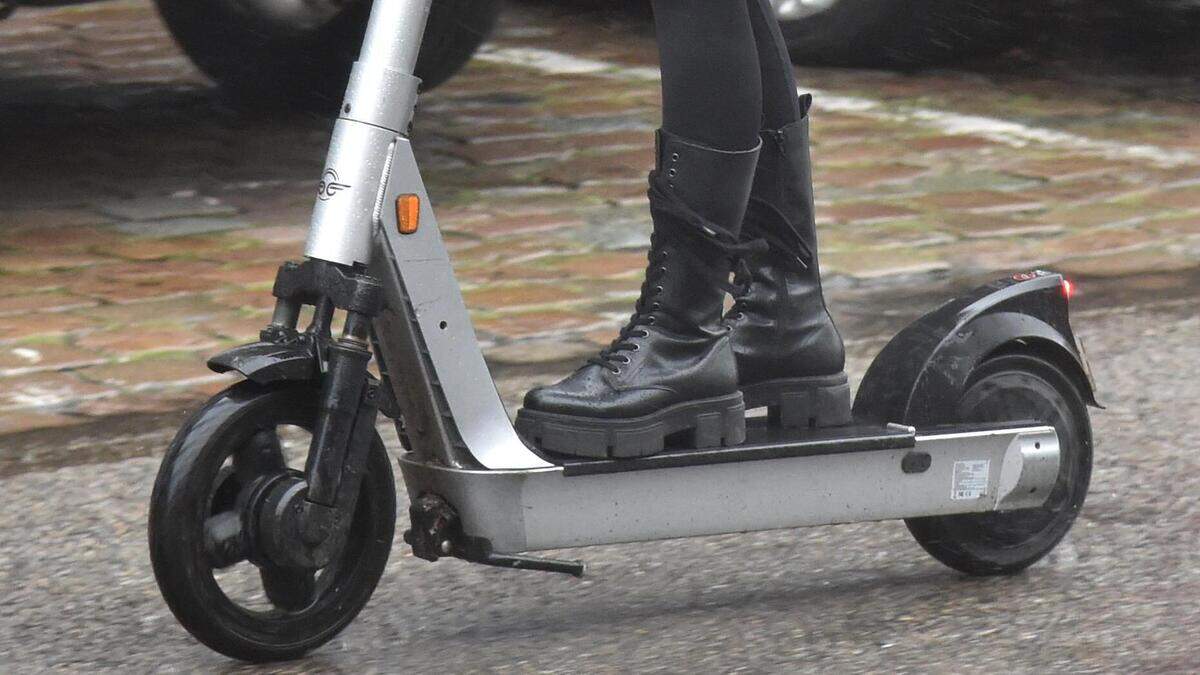 Beschonken vrouw die met step tegen geparkeerde auto botste krijgt ...