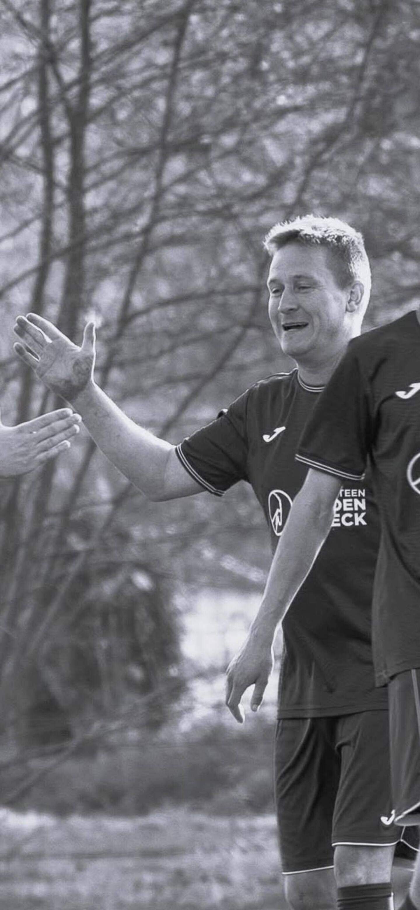 “Hij was de sfeermaker van de ploeg”: voetbaltrainer Stijn (37 ...