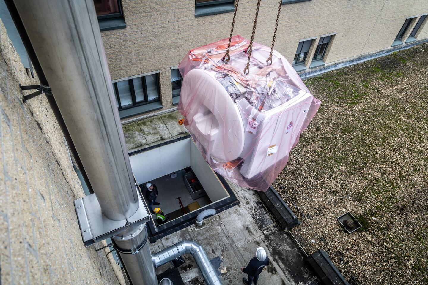 Er werd zelfs speciaal een gat in het dak gemaakt: nieuwe MRI-scanner ...