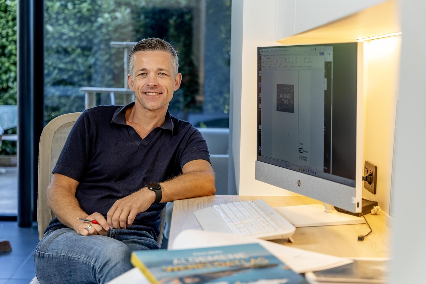 Kevin verdient 3.446 euro netto als leerkracht middelbaar onderwijs ...