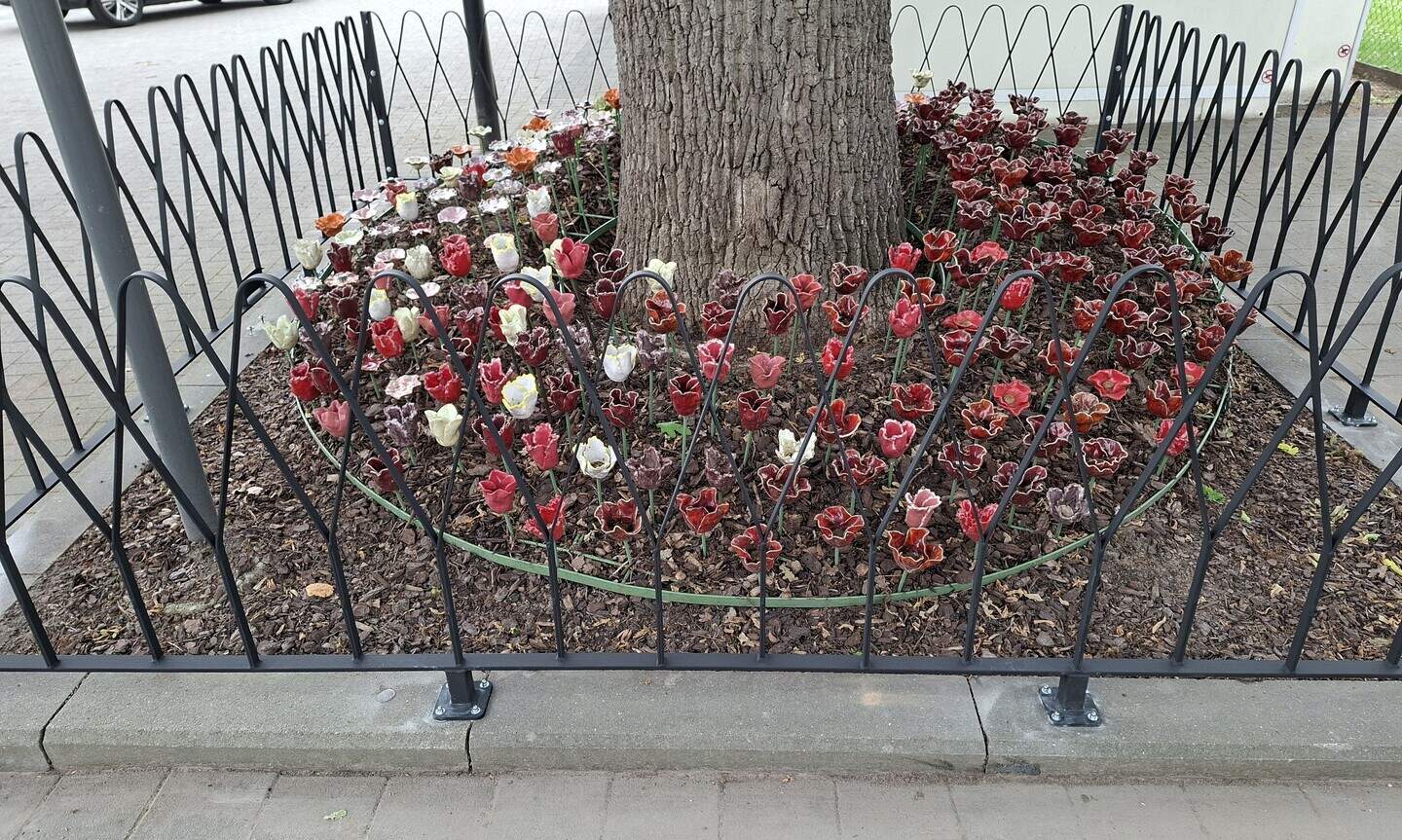 Artistiek vredesmonument krijgt hekje en infobord: “Een plek van ...