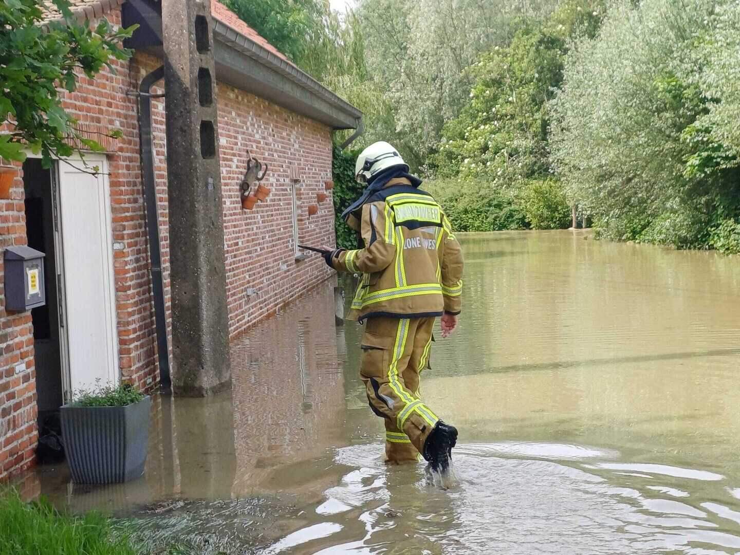 Nieuwe luchtbeelden tonen hoe groot waterschade is na lek van 70 ...