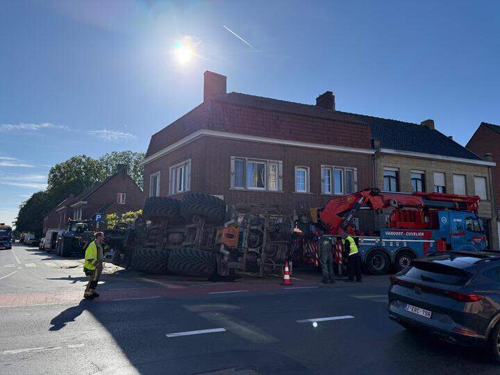 Mesttank van tractor kantelt tegen huis en besmeurt gevel: brandweer ...