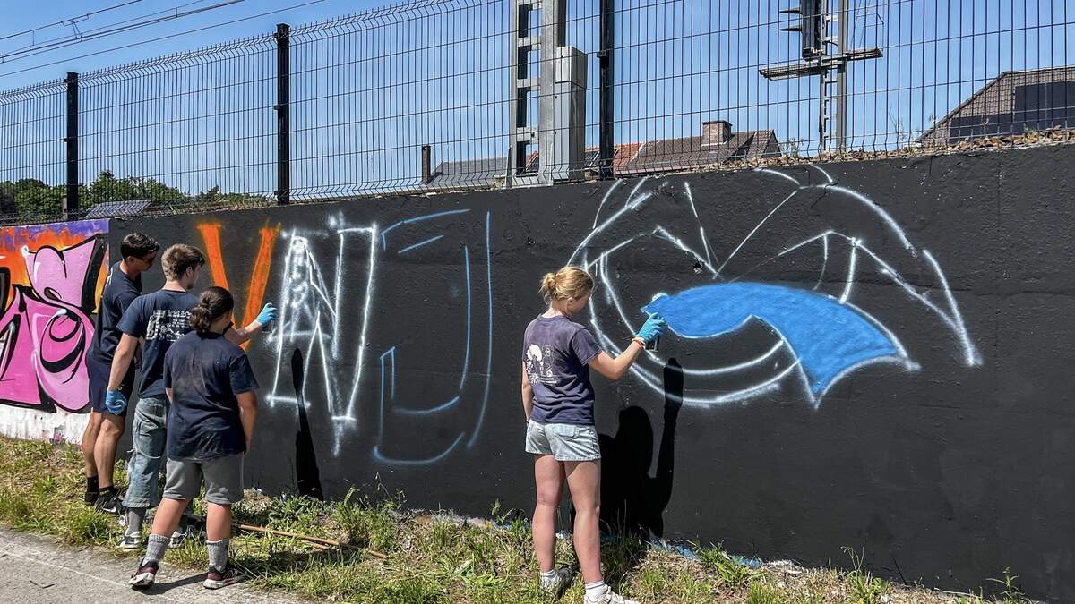 Jeugdbeweging laat creatieve sporen na op legale graffitimuur langs ...