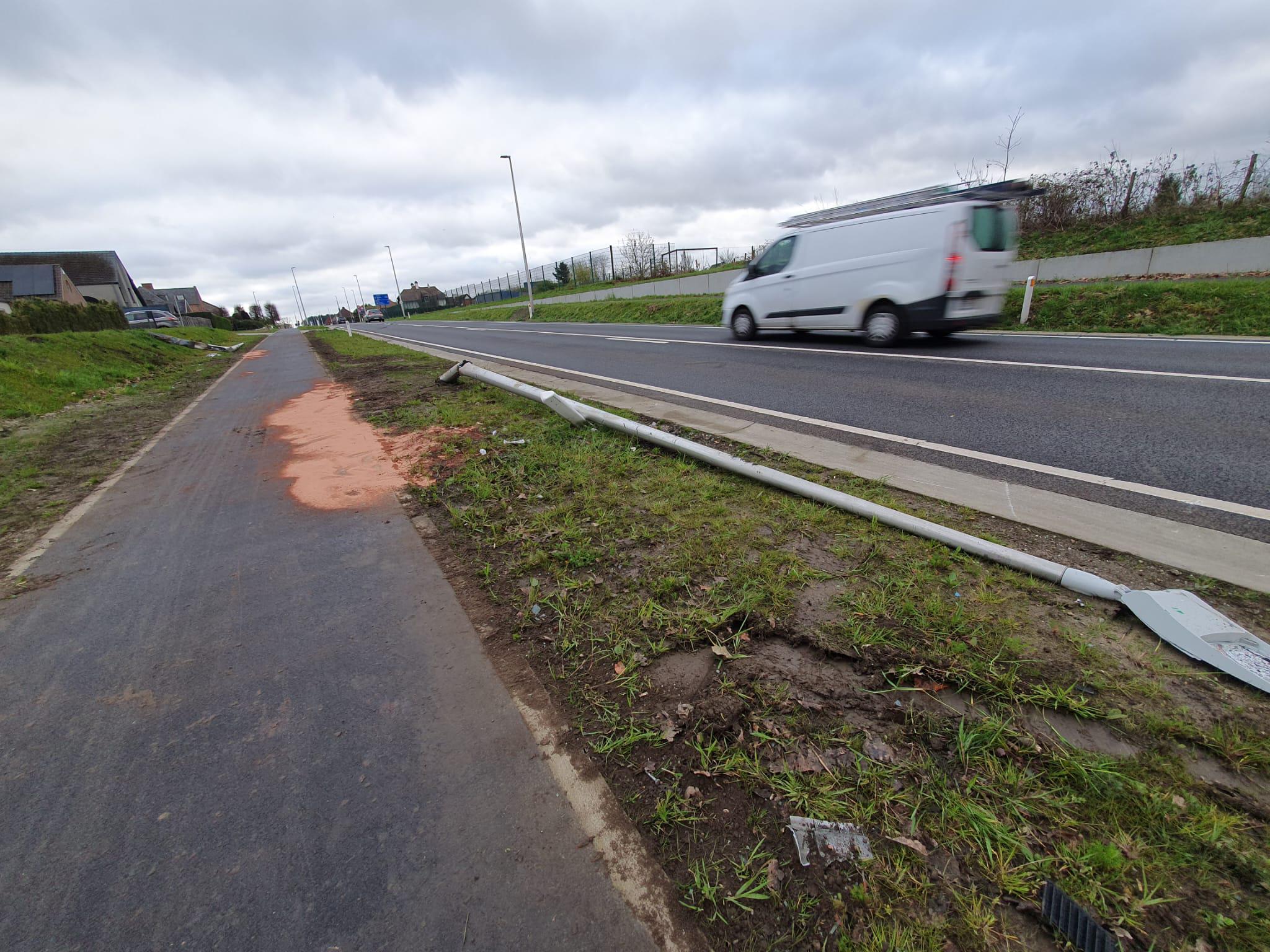 Dodelijk ongeval in Limburg: bestuurder (33) wordt uit auto geslingerd ...