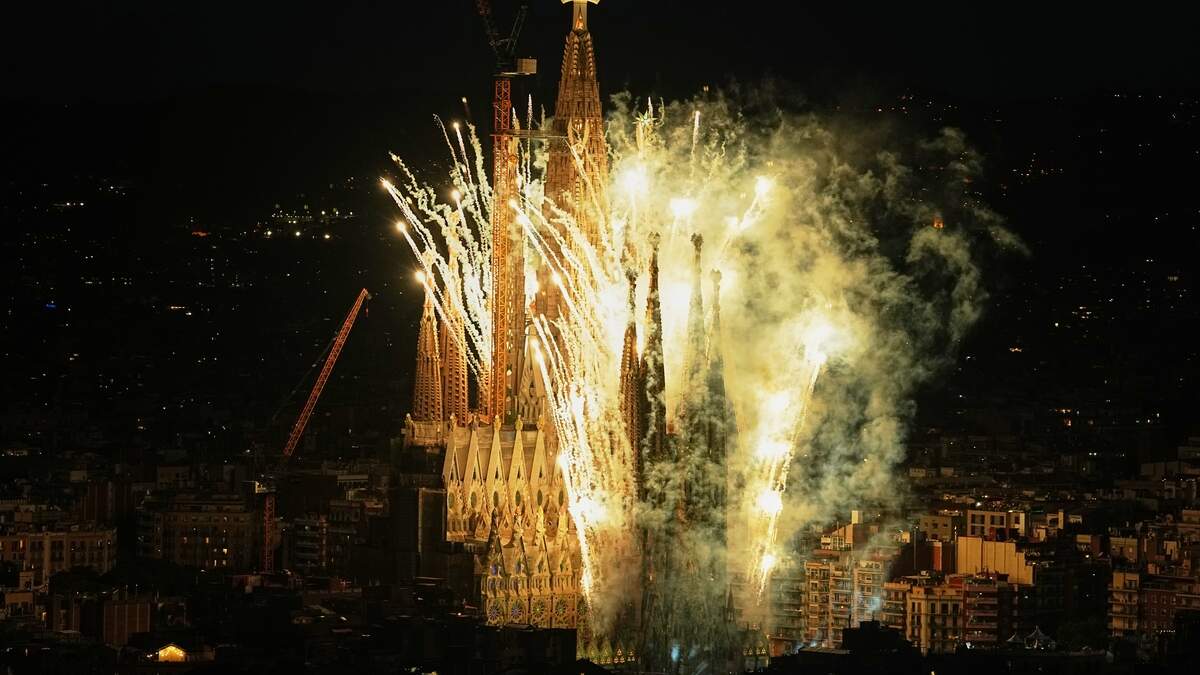 Paus zegent toren van Sagrada Família in Barcelona | GVA