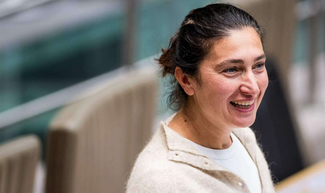 Smartphoneverbod op school werkt, zegt Zuhal Demir na studie | Nieuwsblad