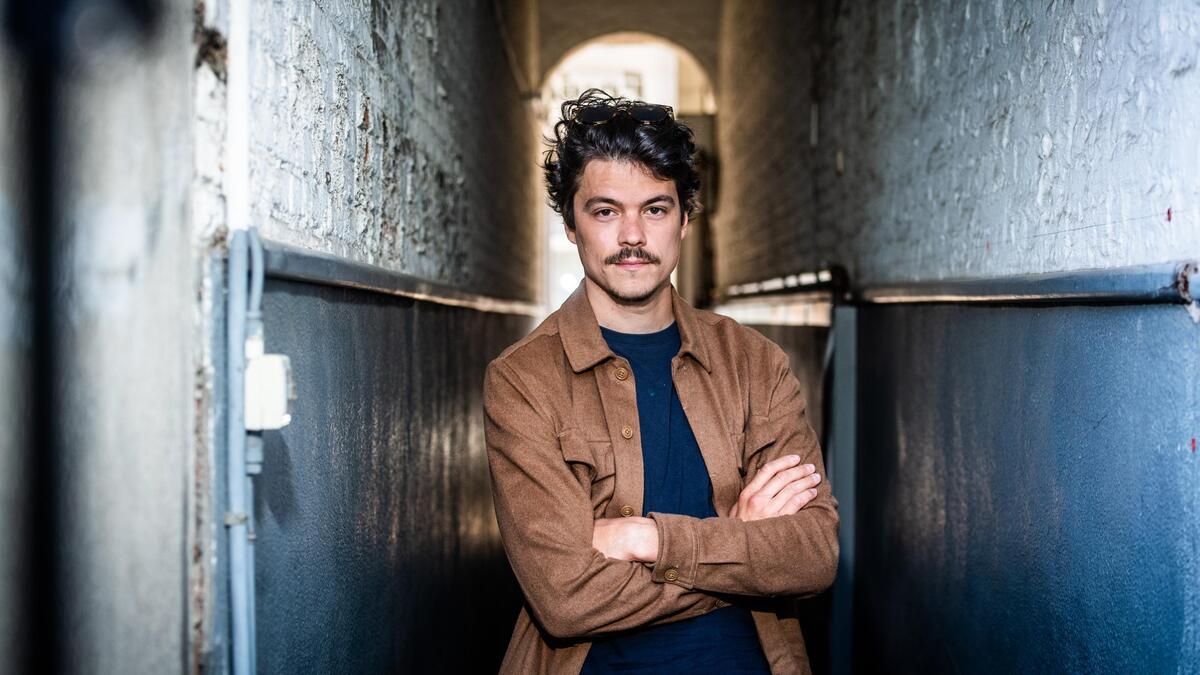 Acteur Vincent Van Sande brengt dichtbundel uit: “Intussen werk ik aan ...