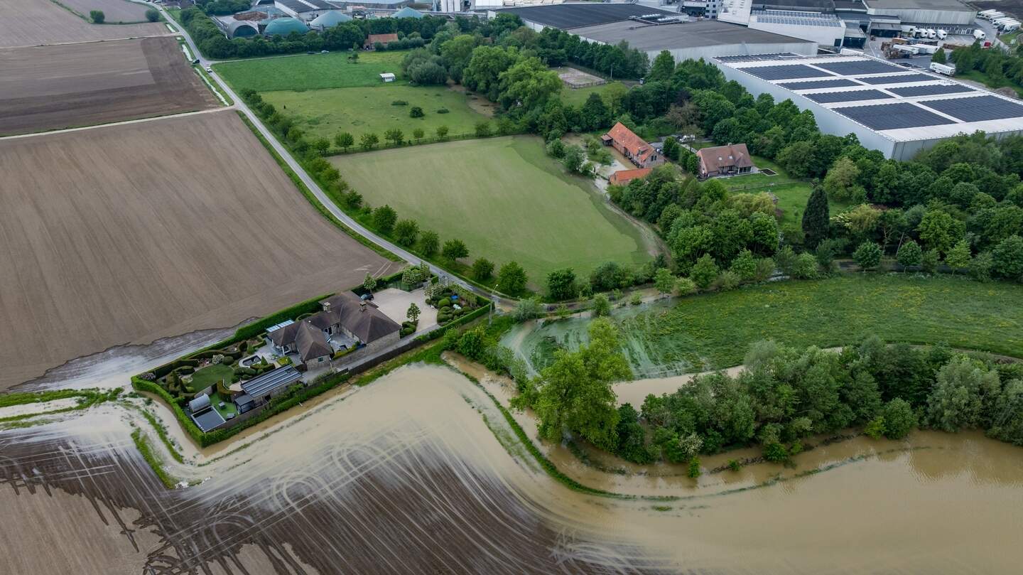 Bewoners van ondergelopen huizen maken zware balans op na enorm lek in ...