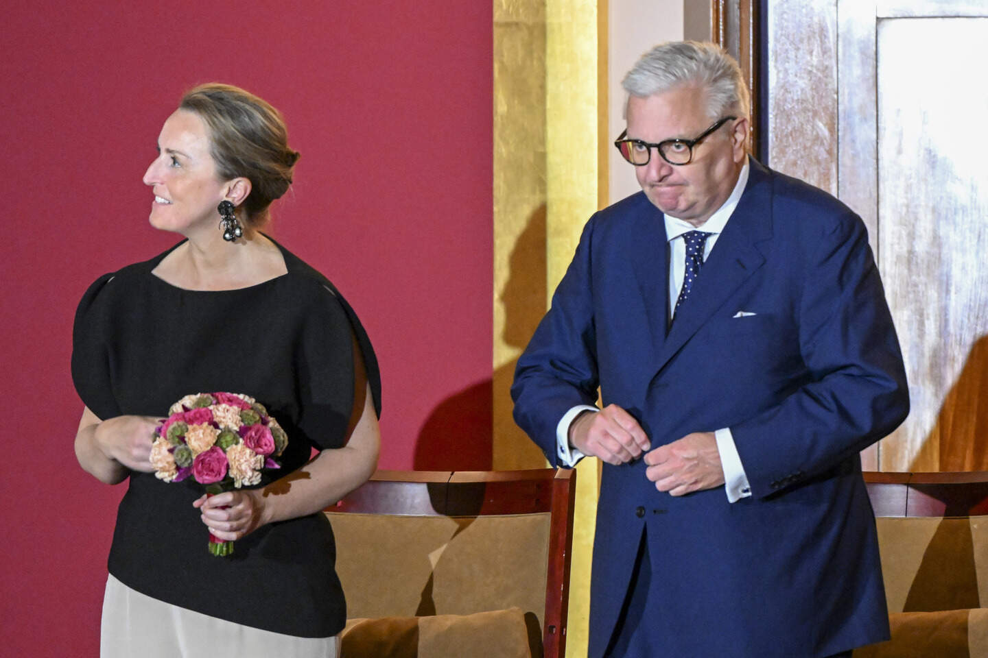 Dutje tussendoor: prins Laurent valt in slaap tijdens Koningin ...