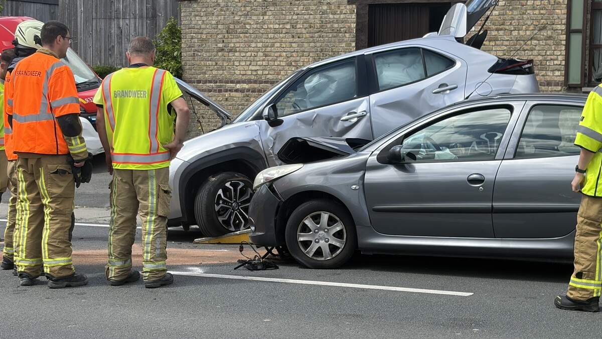 Brandweer bevrijdt inzittende na botsing tussen twee wagens | Nieuwsblad