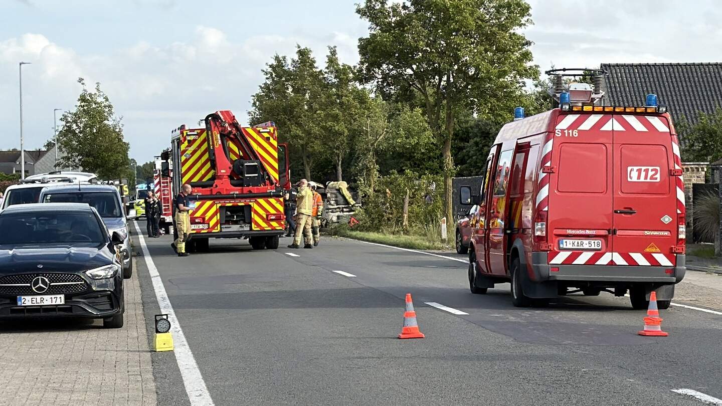 Vrouw gewond na zware crash tegen bomen: wagen komt op zijkant terecht ...