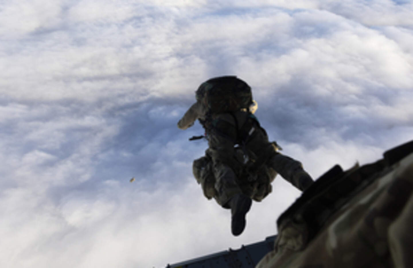 Brits medisch personeel per parachute gedropt op afgelegen eiland om ...