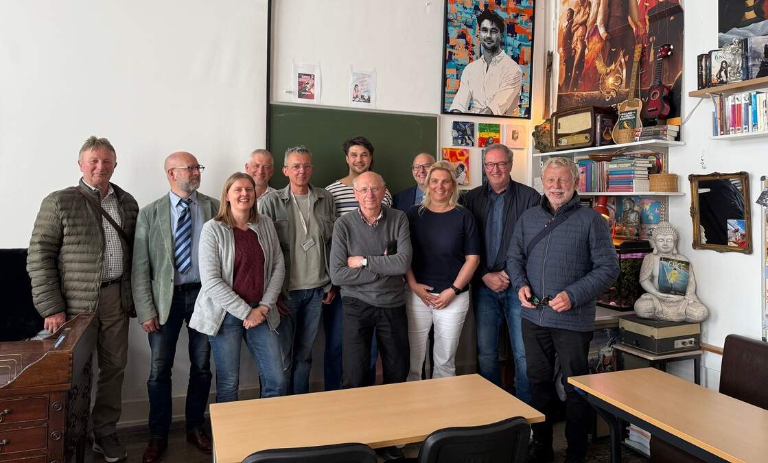 Kunstenaar en oud-leerling Sasho schenkt gloednieuw schilderij aan ...